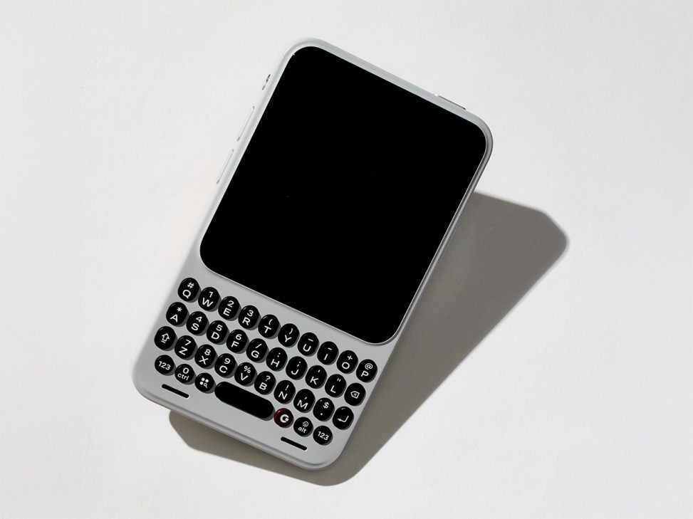 Clicks Communicator brings back the BlackBerry style keyboard phone ...