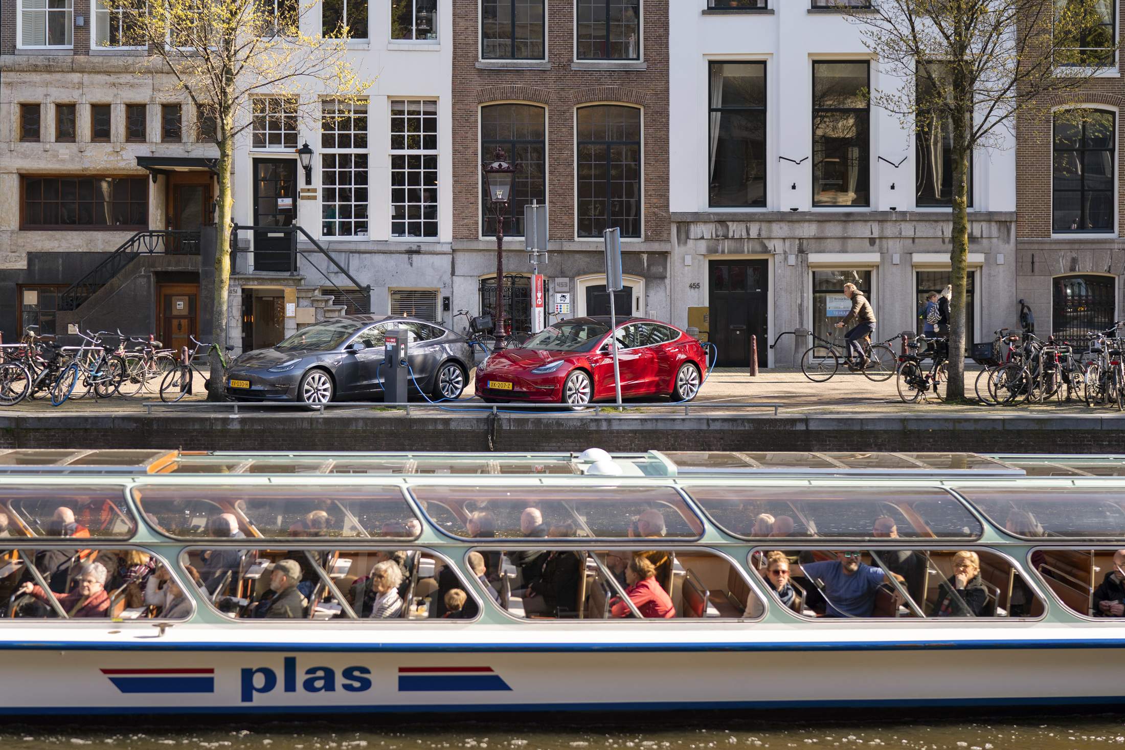 Electric car future faces charging challenges worldwide